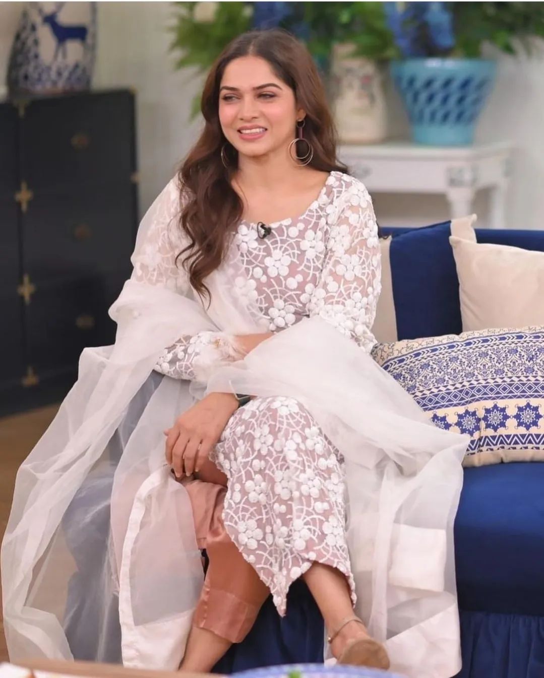 Actress Fahima Awan Beautiful Pictures With Her Adorable Daughter ...