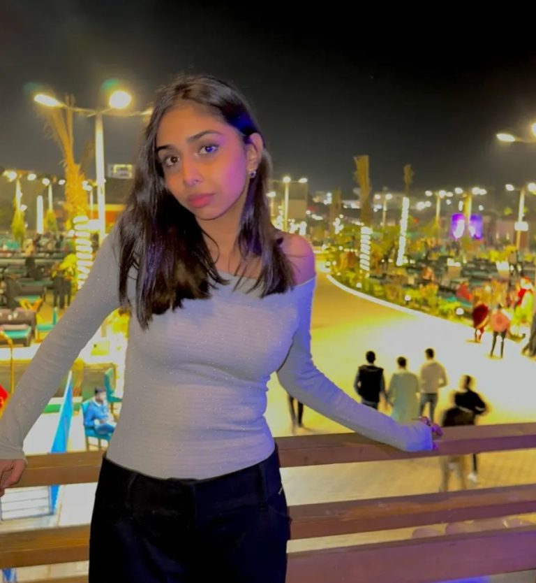 Actress Fahima Awan Beautiful Pictures With Her Adorable Daughter ...