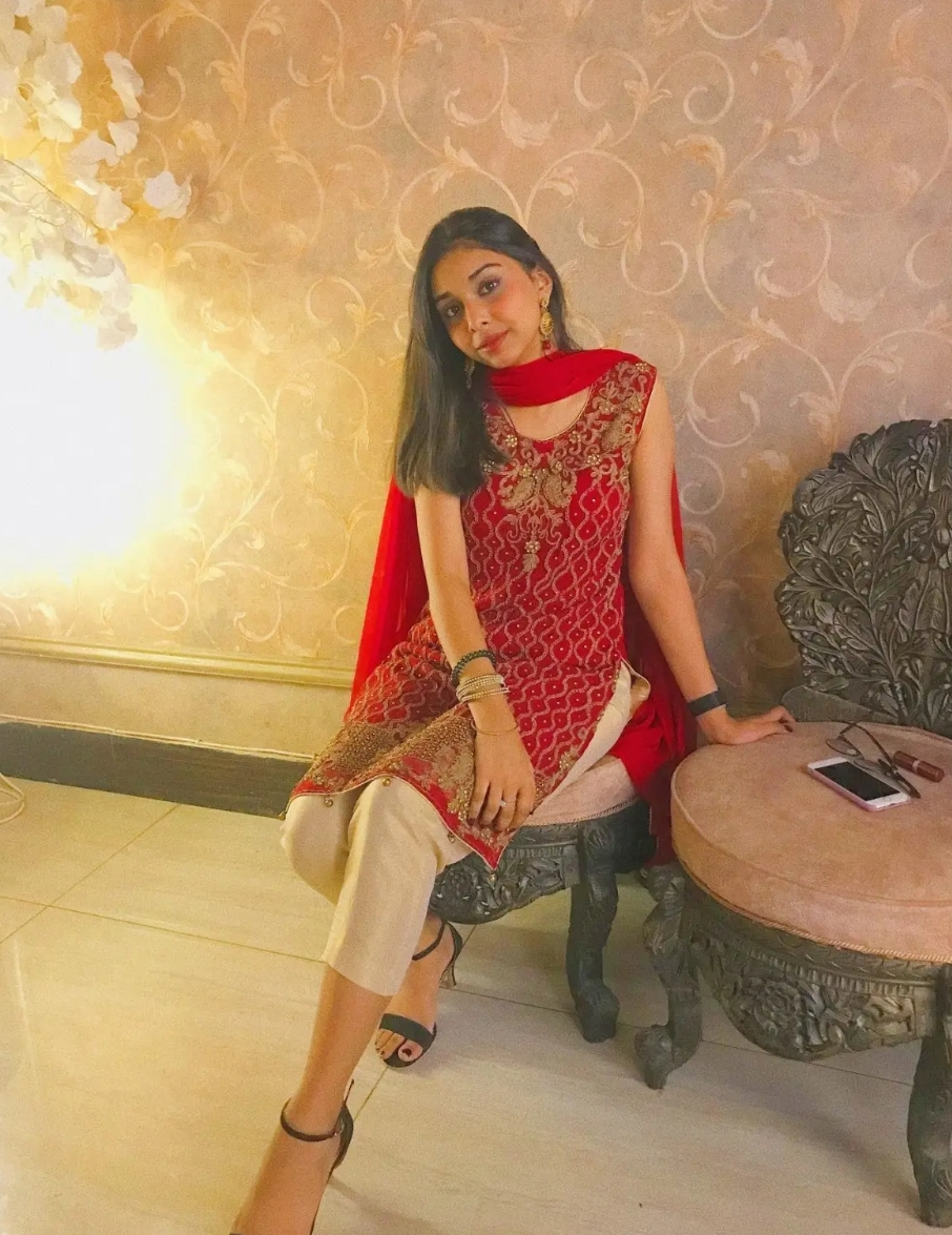 Actress Fahima Awan Beautiful Pictures With Her Adorable Daughter | Reviewit.pk