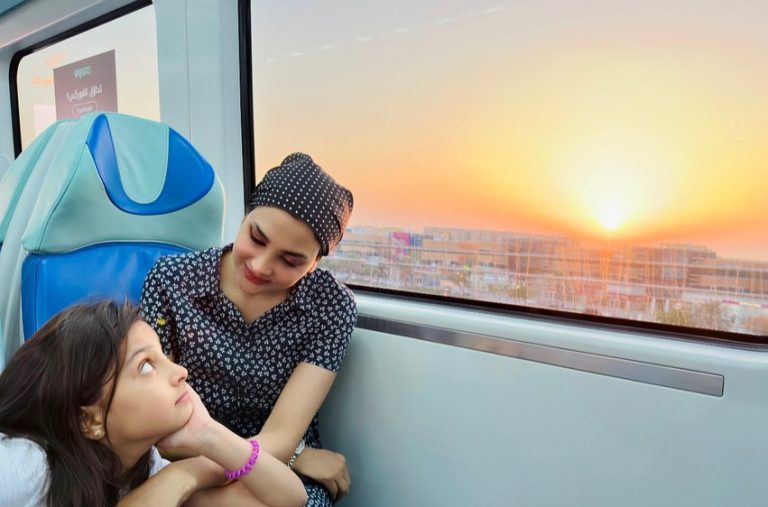Fiza Ali Takes Daughter Faraal To Dubai | Reviewit.pk