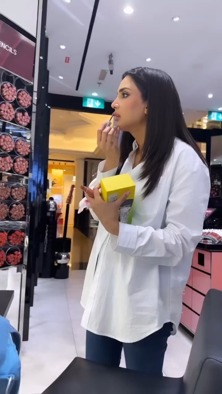 Fiza Ali Takes Daughter Faraal To Dubai | Reviewit.pk