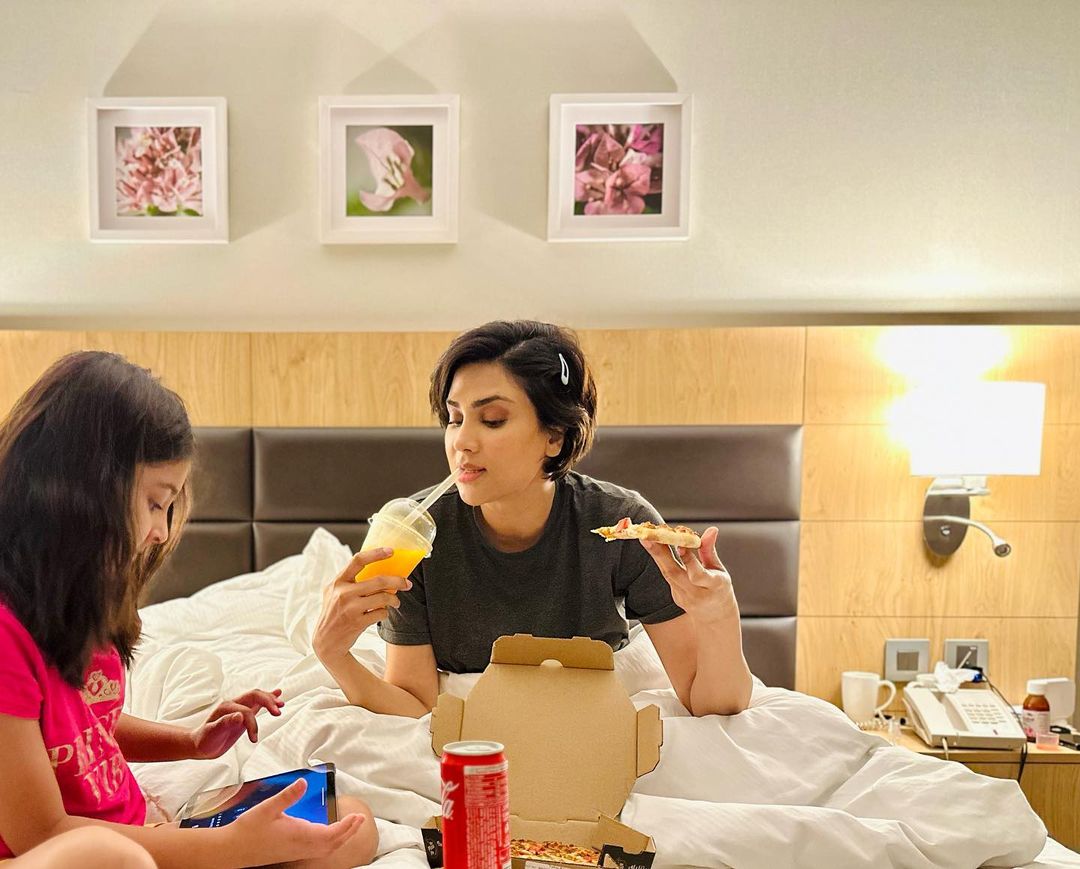 Fiza Ali Takes Daughter Faraal To Dubai | Reviewit.pk