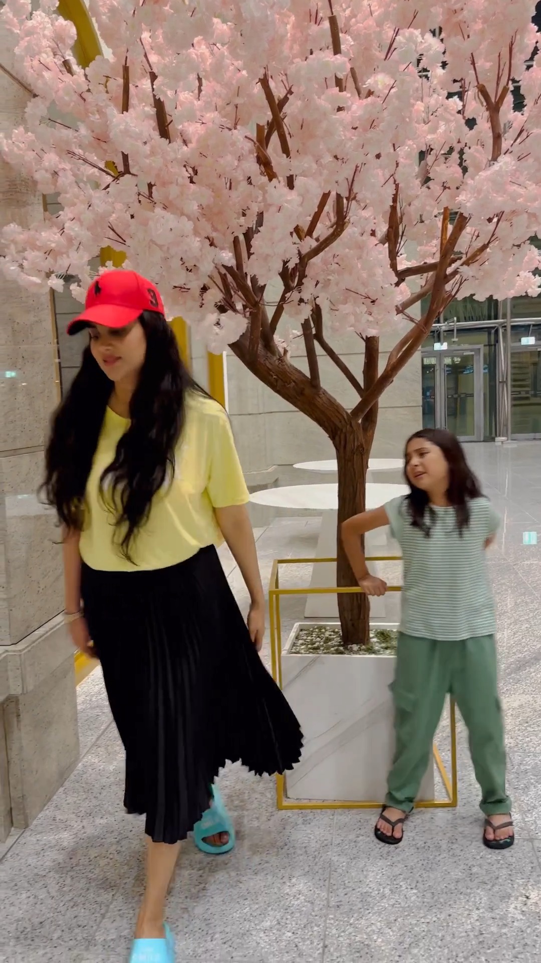 Fiza Ali Takes Daughter Faraal To Dubai | Reviewit.pk
