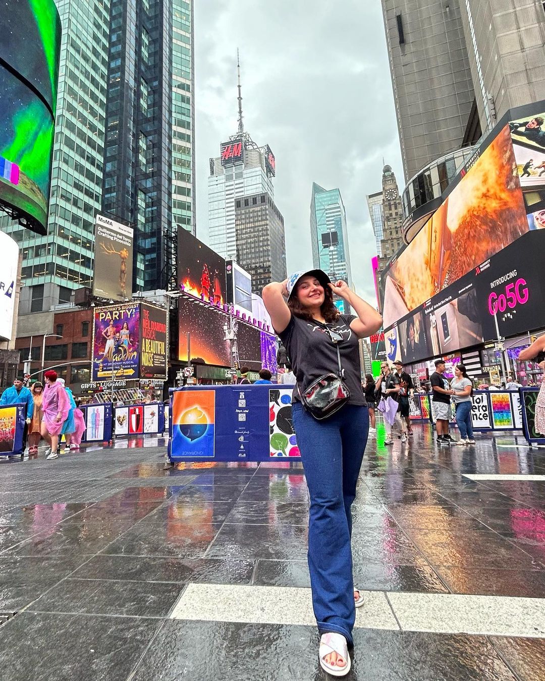 Javeria And Saud Take Their Kids To New York Times Square | Reviewit.pk