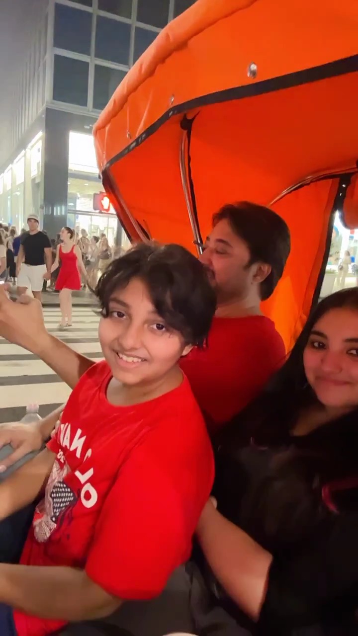Javeria And Saud Take Their Kids To New York Times Square | Reviewit.pk