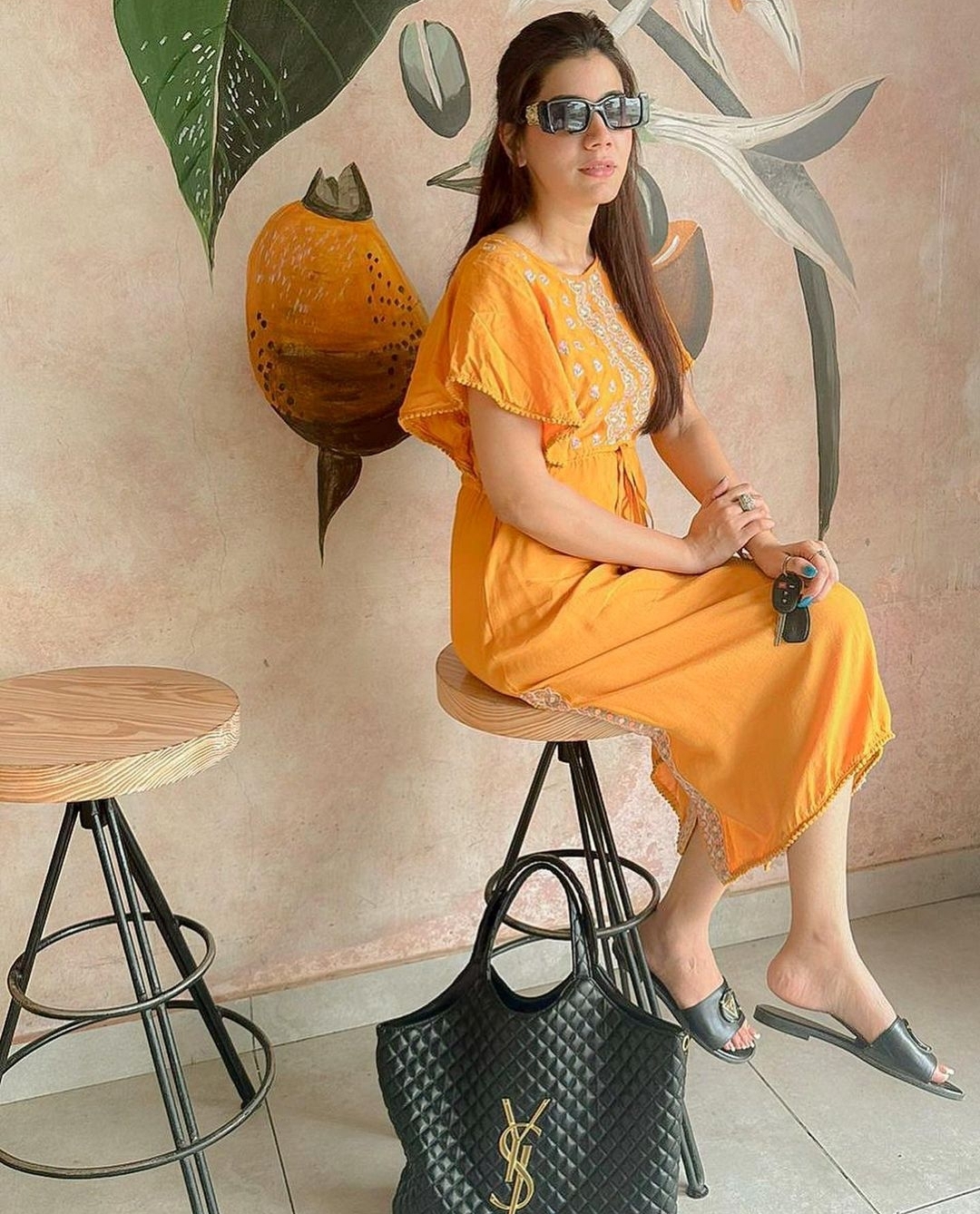 Kiran Ashfaque Shares Gorgeous Beach Pictures | Reviewit.pk