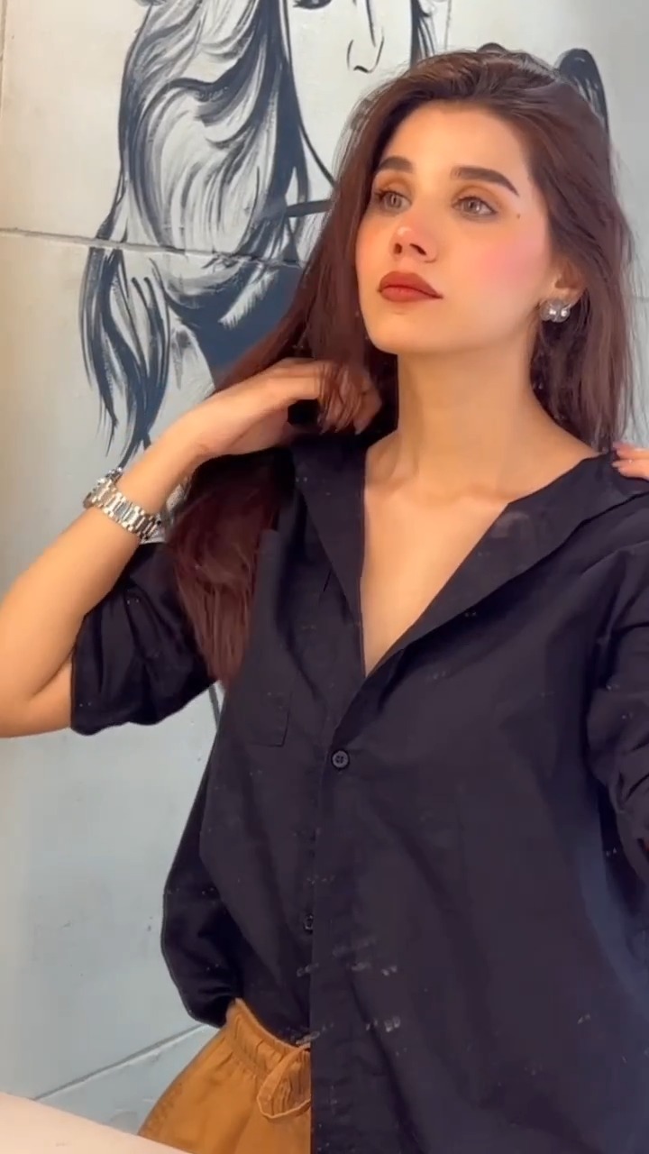 Kiran Ashfaque Gets Heavy Criticism On Latest Styling Video | Reviewit.pk