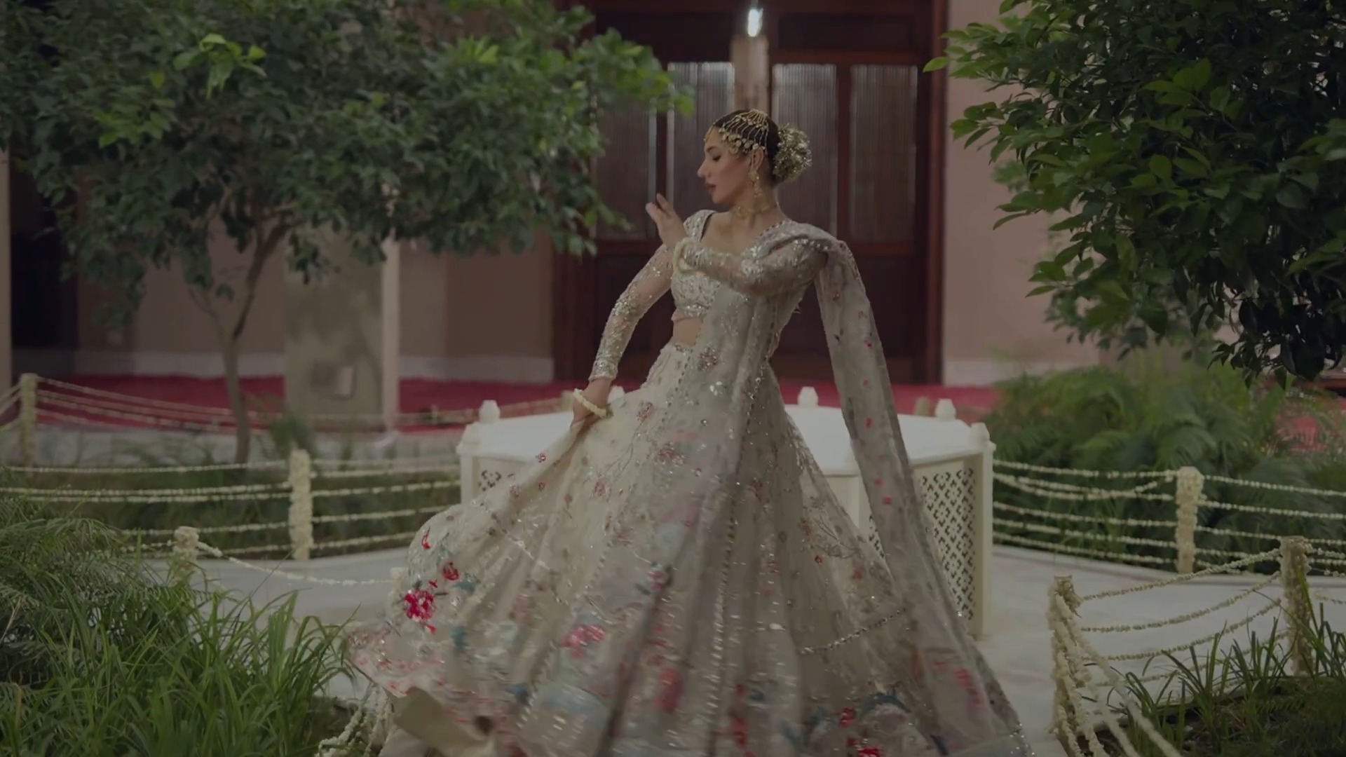 Mahira Khan Looks Ethereal In Rano's Heirloom Bridal Campaign | Reviewit.pk