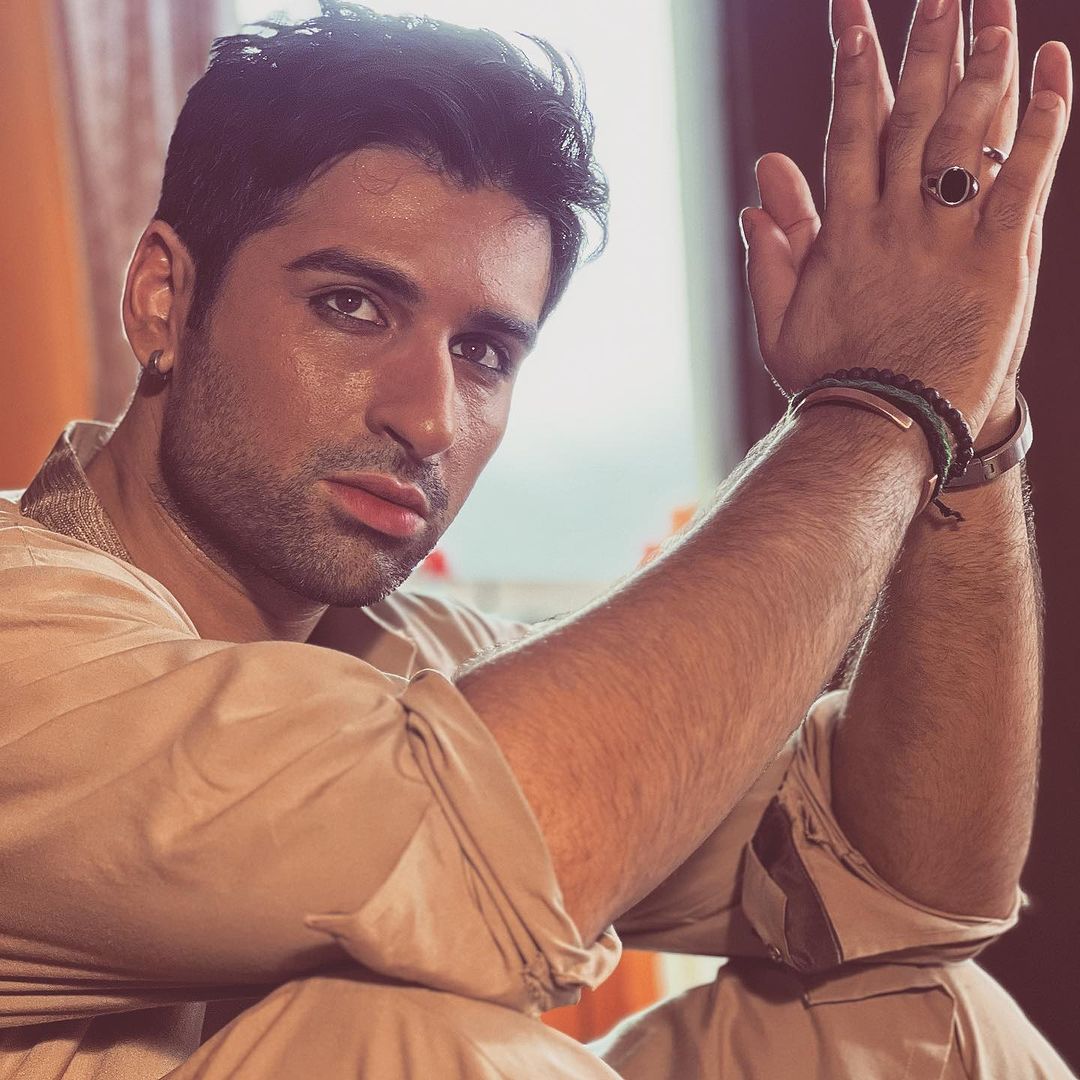 Muneeb Butt’s New Look for Upcoming Project Excites Fans | Reviewit.pk