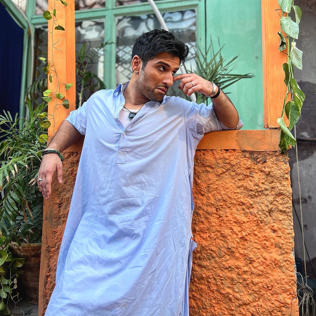 Muneeb Butt’s New Look for Upcoming Project Excites Fans | Reviewit.pk