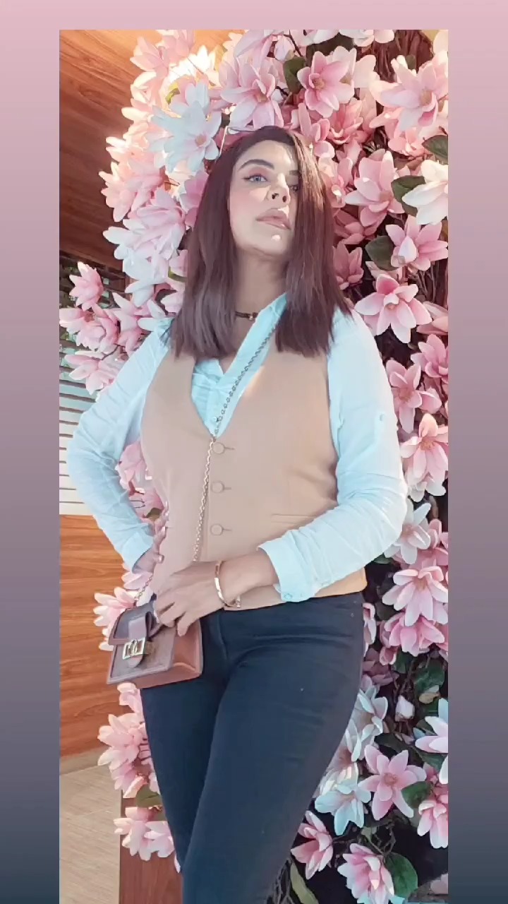 Nida Yasir Looks Stylish On Trip To Europe | Reviewit.pk