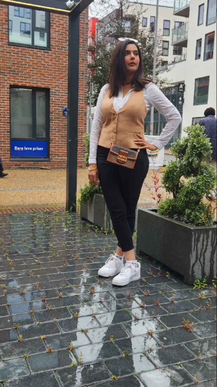 Nida Yasir Looks Stylish On Trip To Europe | Reviewit.pk