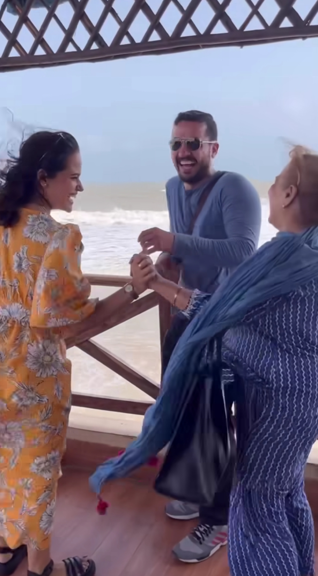 Rabya Kulsoom Spends Eid Day With Family on Beach | Reviewit.pk