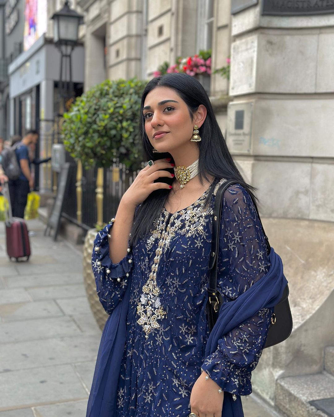 Sarah Khan Is A Vision To Behold In Latest Clicks From UK | Reviewit.pk