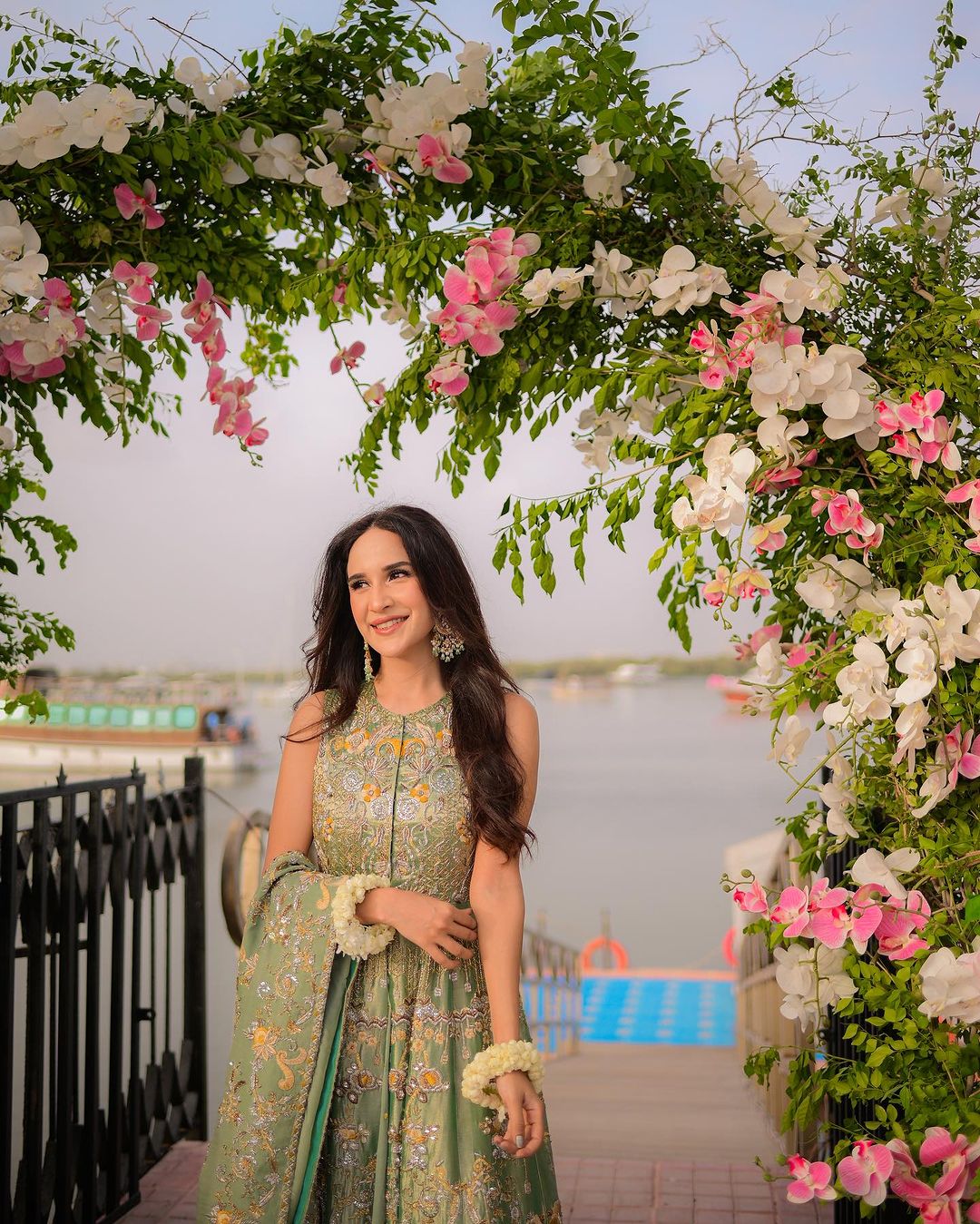 Anoushay Abbasi Gorgeous HD Pictures from Anzela Abbasi's Wedding ...