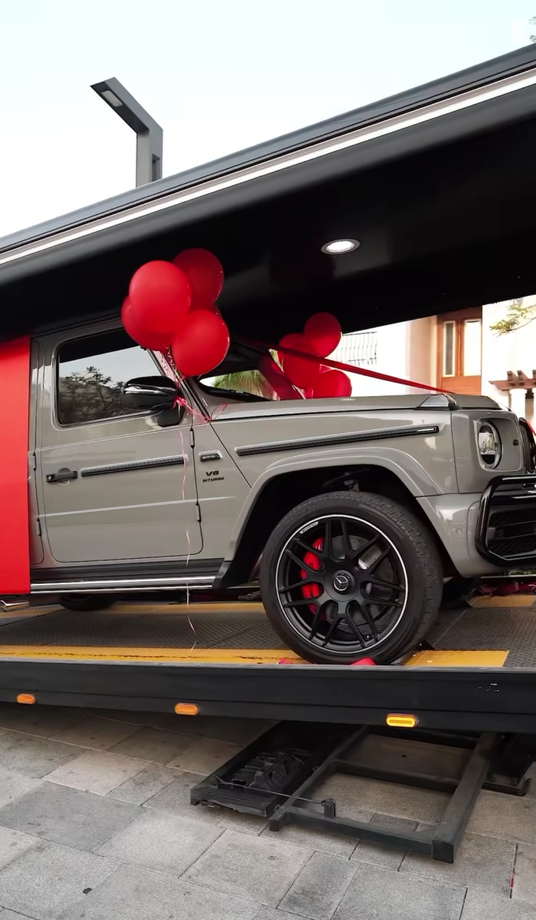 Amir Khan Gifts An Expensive Car To Wife Faryal Makhdoom | Reviewit.pk