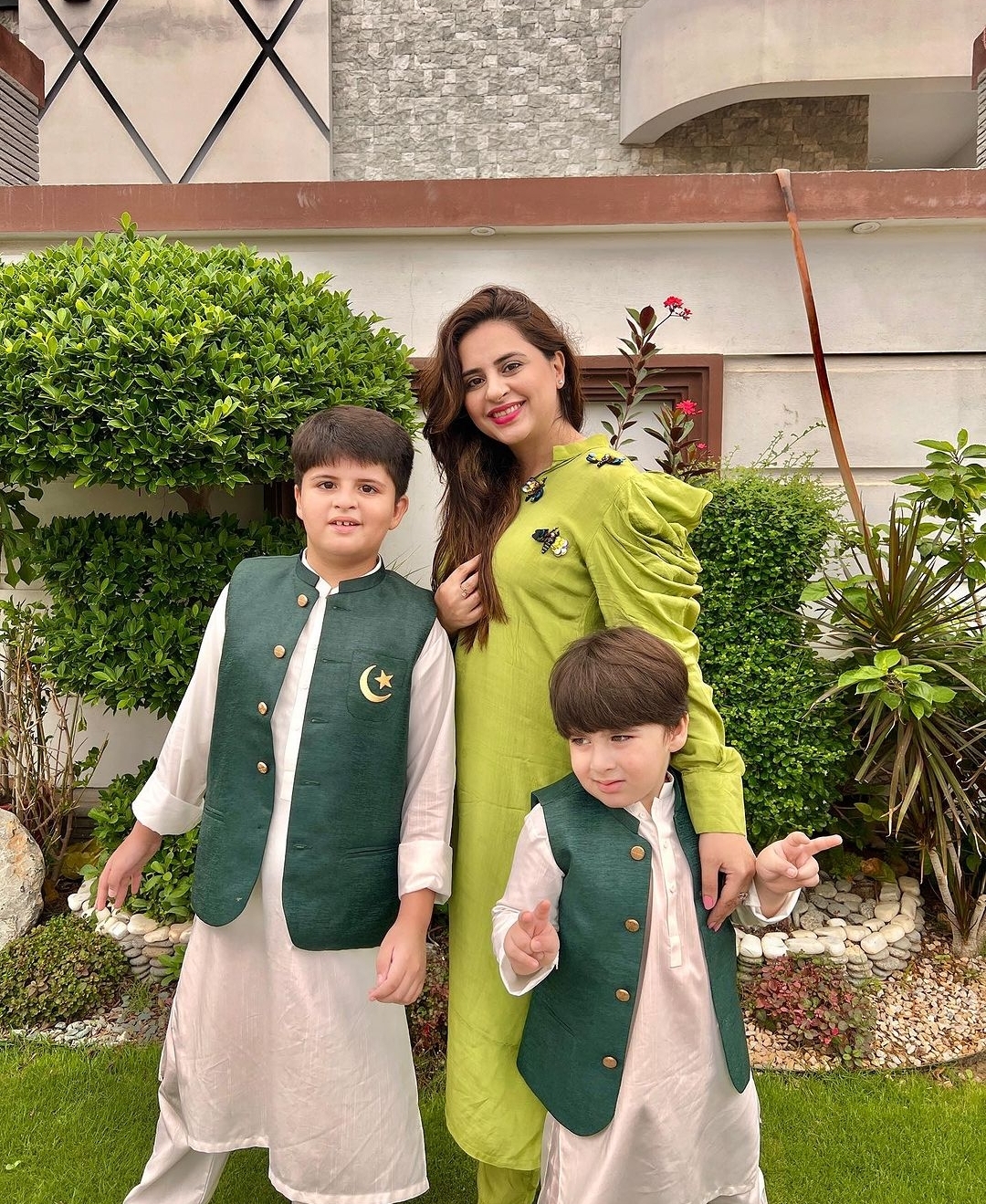 Gorgeous Fatima Effendi Shares New Family Pictures | Reviewit.pk
