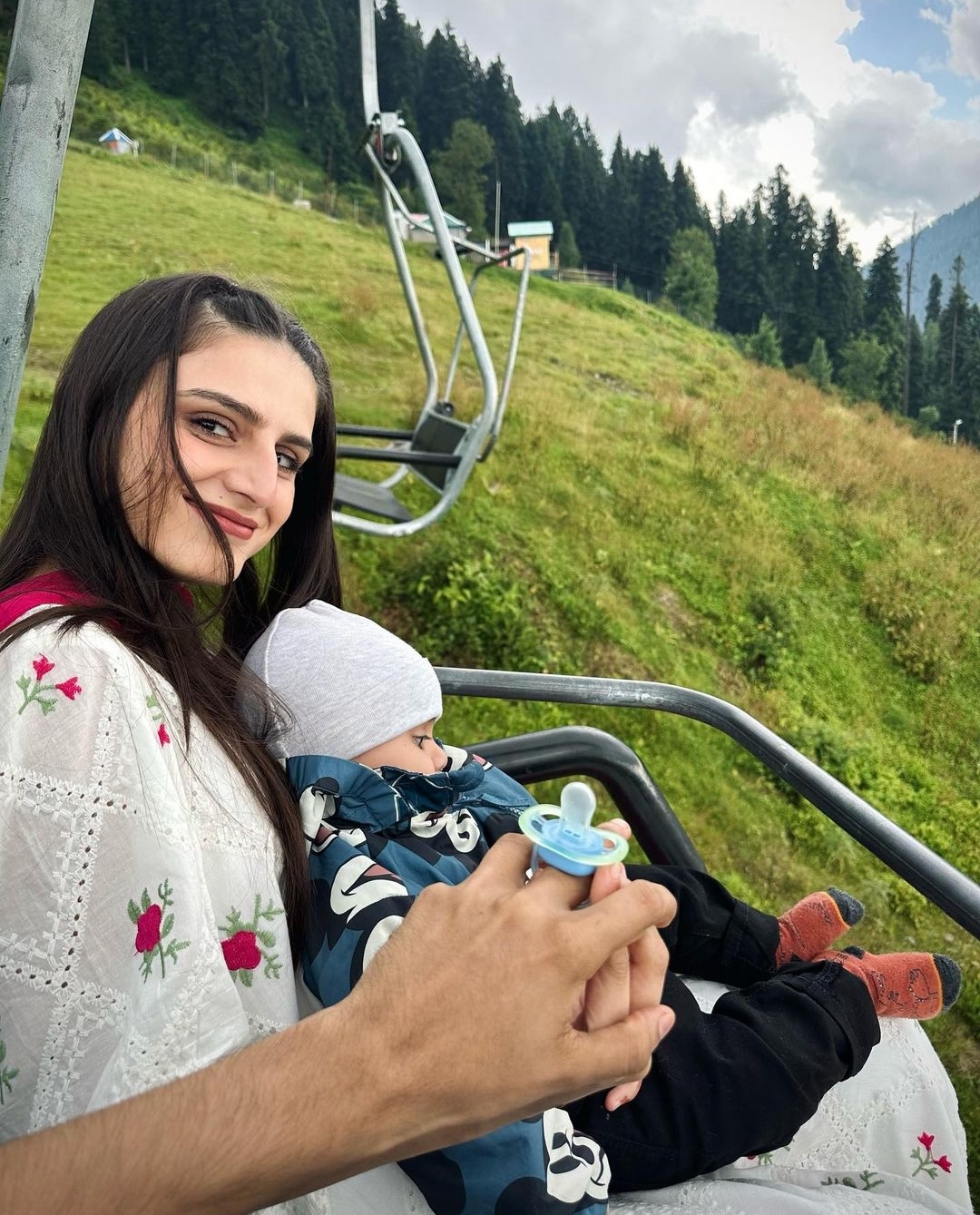 Maaz Safder Shares New Adorable Family Pictures | Reviewit.pk