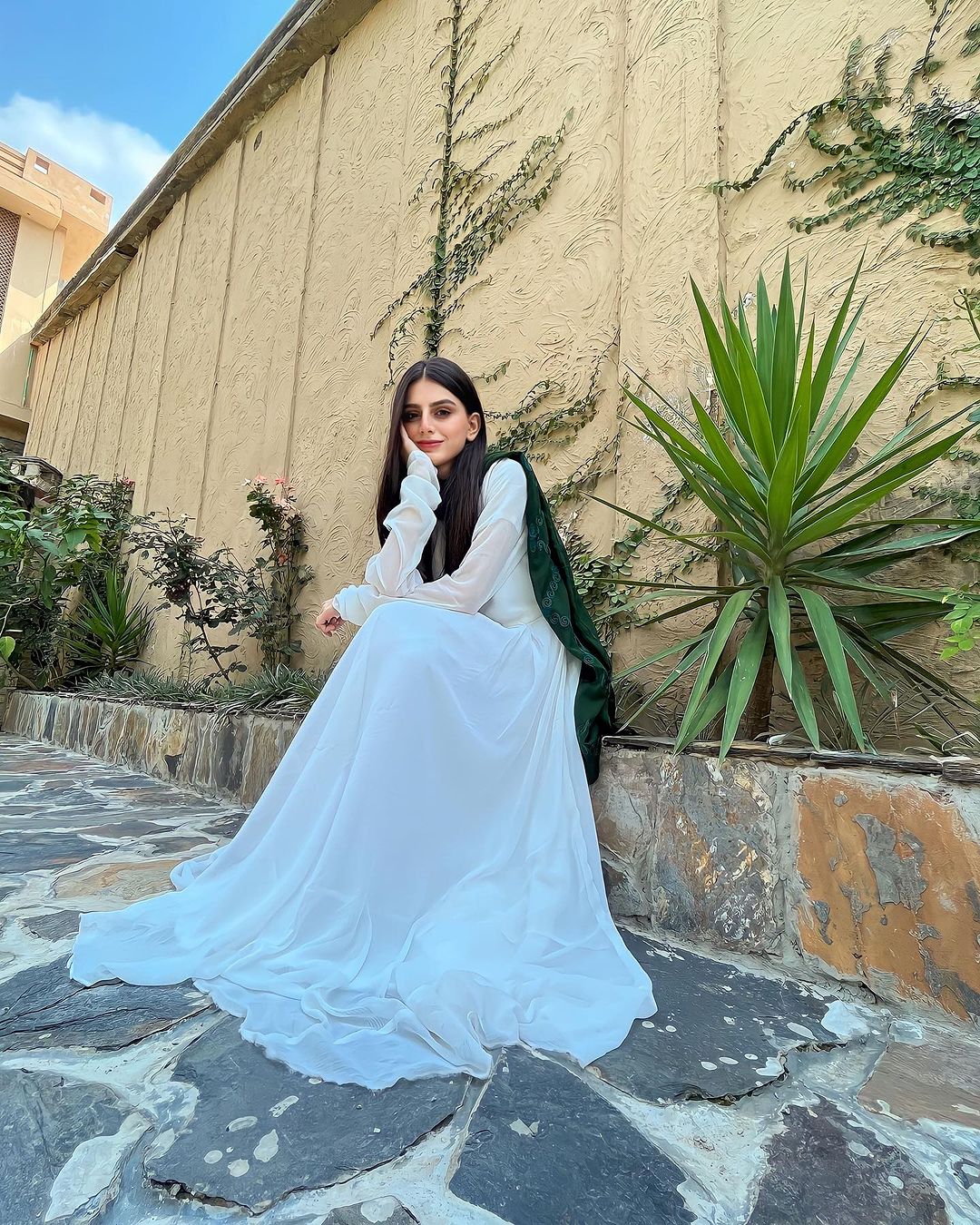 Maaz Safder Shares New Adorable Family Pictures | Reviewit.pk