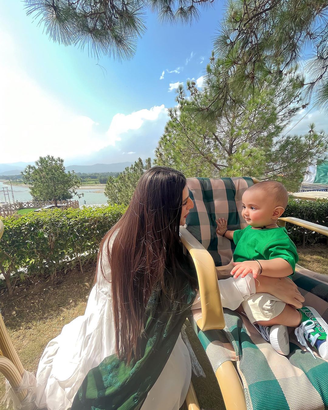 Maaz Safder Shares New Adorable Family Pictures | Reviewit.pk