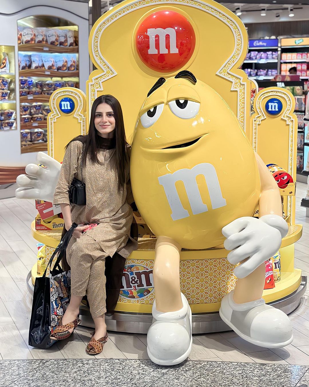 Maaz Safder Shares New Adorable Family Pictures | Reviewit.pk