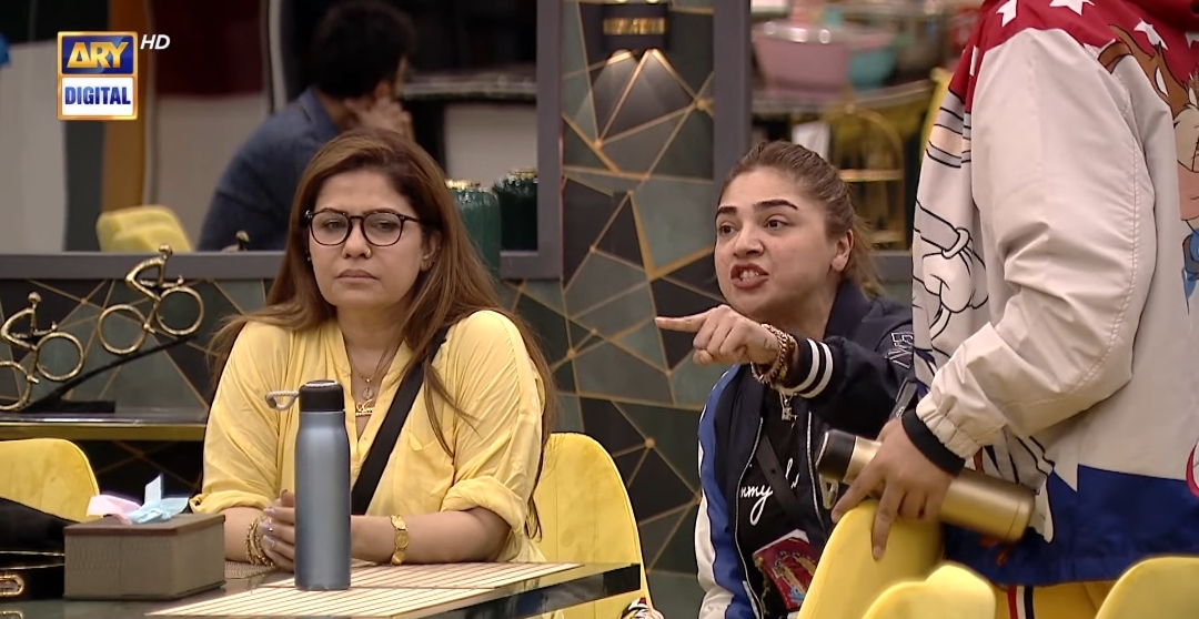 Natasha Ali's Intense Fight With Zainab Raza in Tamasha | Reviewit.pk