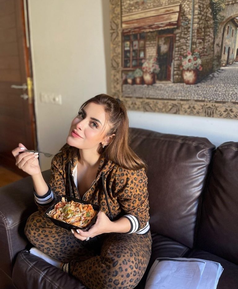 Actress Nida Khan Beautiful Pictures With Her Husband | Reviewit.pk