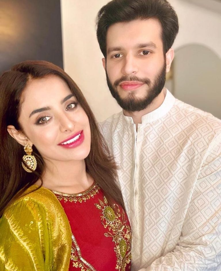 Actress Nida Khan Beautiful Pictures With Her Husband | Reviewit.pk