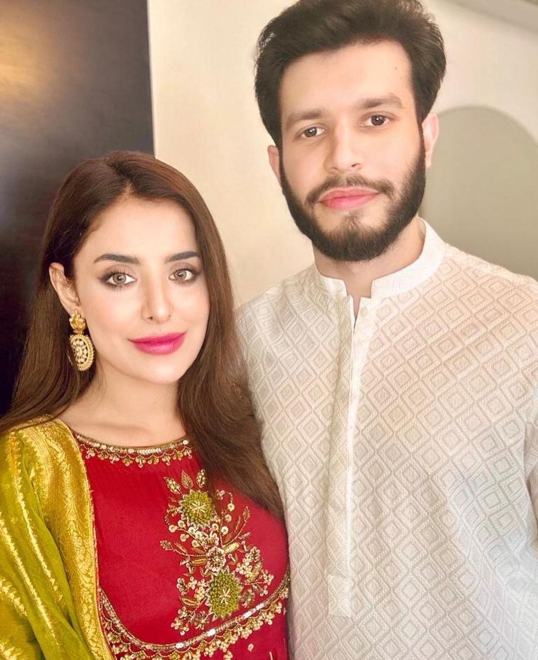 Actress Nida Khan Beautiful Pictures With Her Husband | Reviewit.pk