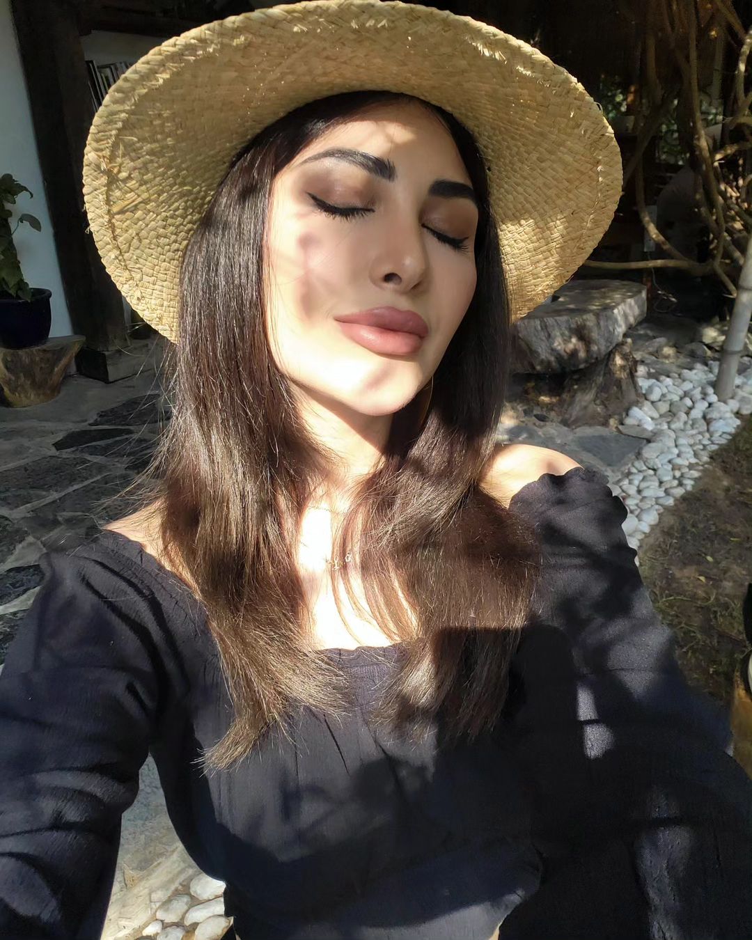 Stylish Pictures of Gorgeous Model Sabeeka Imam | Reviewit.pk