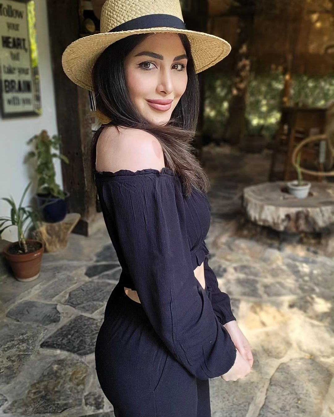 Stylish Pictures of Gorgeous Model Sabeeka Imam | Reviewit.pk