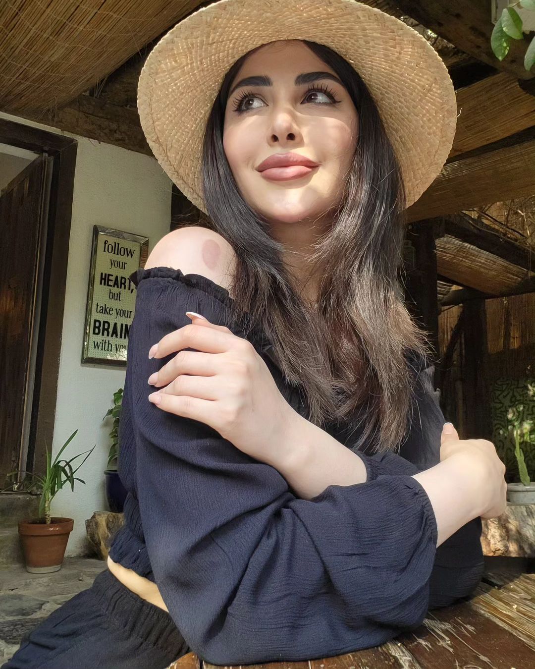 Stylish Pictures of Gorgeous Model Sabeeka Imam | Reviewit.pk