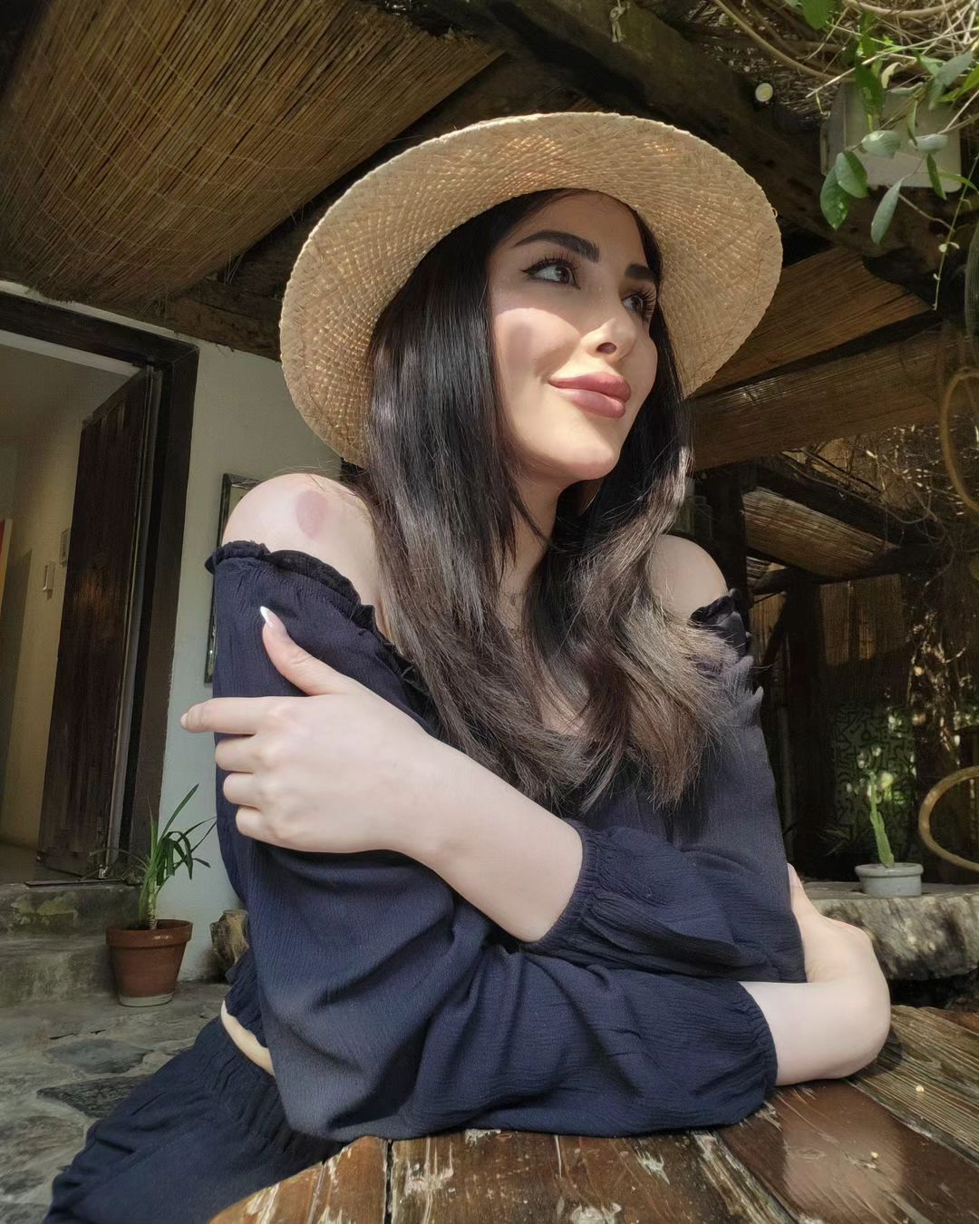 Stylish Pictures of Gorgeous Model Sabeeka Imam | Reviewit.pk