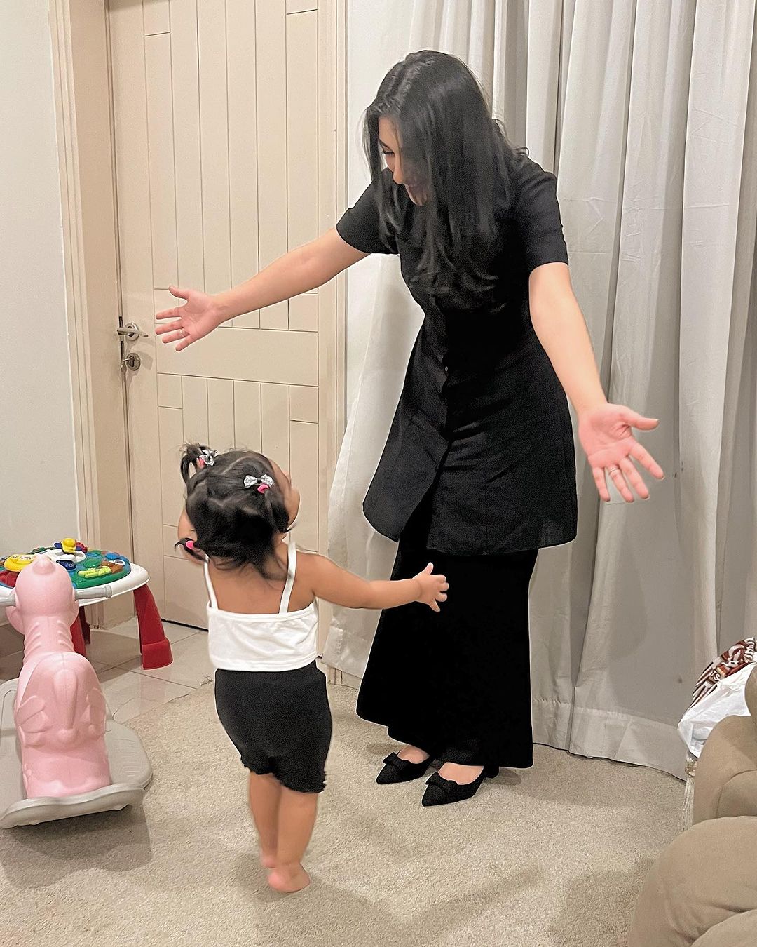 Sarah Khan & Falak Shabir's New Unseen Family Pictures | Reviewit.pk