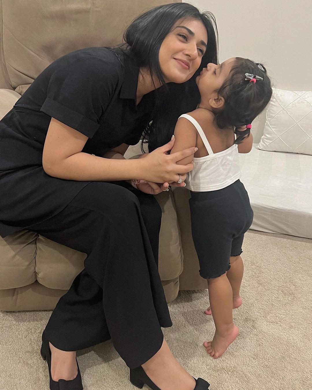 Sarah Khan & Falak Shabir's New Unseen Family Pictures | Reviewit.pk