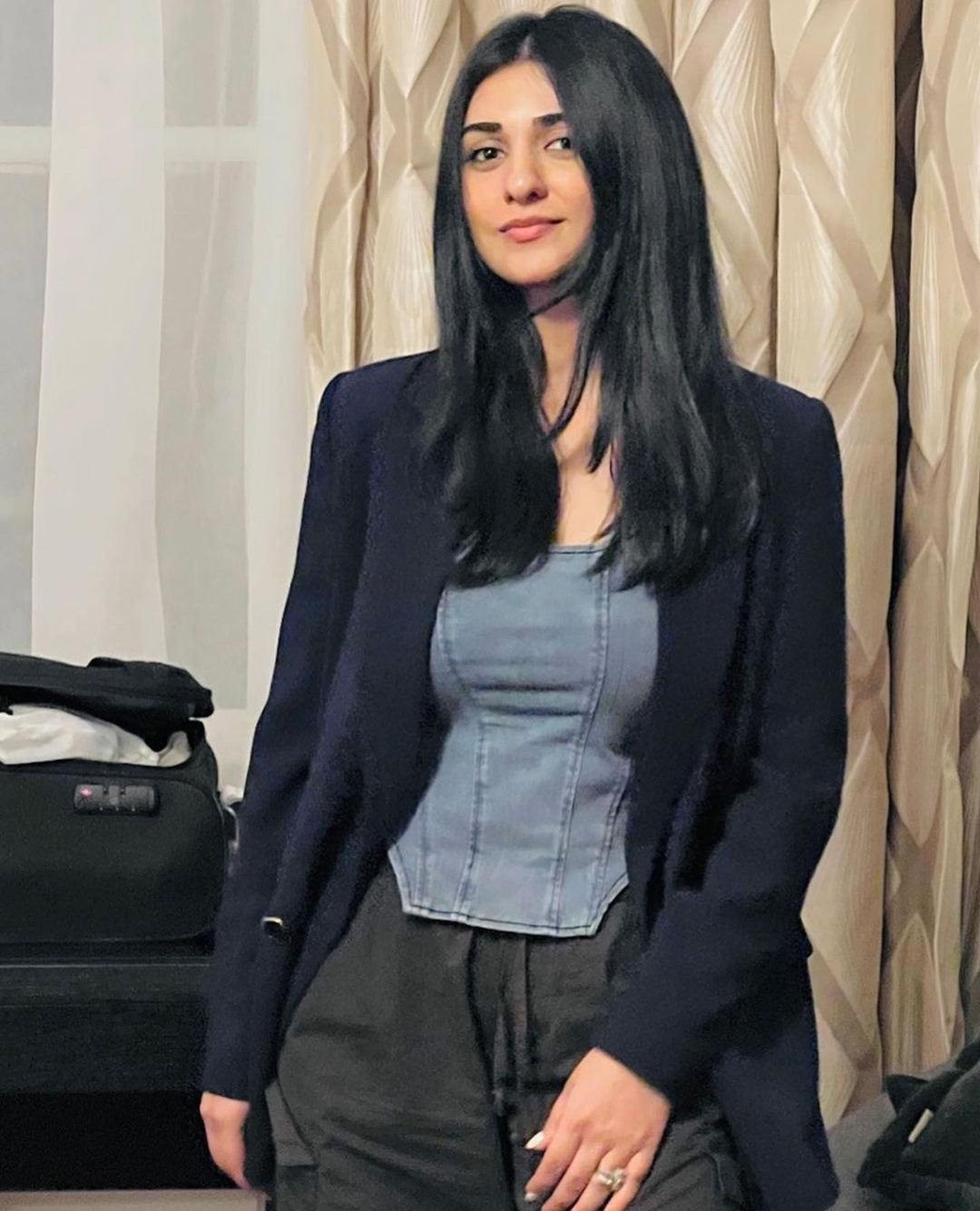 Sarah Khan's New Alluring Photos From London | Reviewit.pk