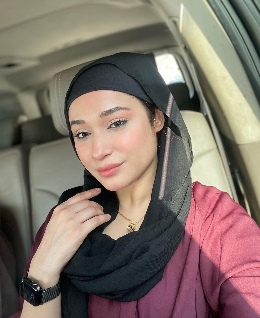 Khuda Aur Mohabbat Fame Shameen Khan Umrah Pictures | Reviewit.pk