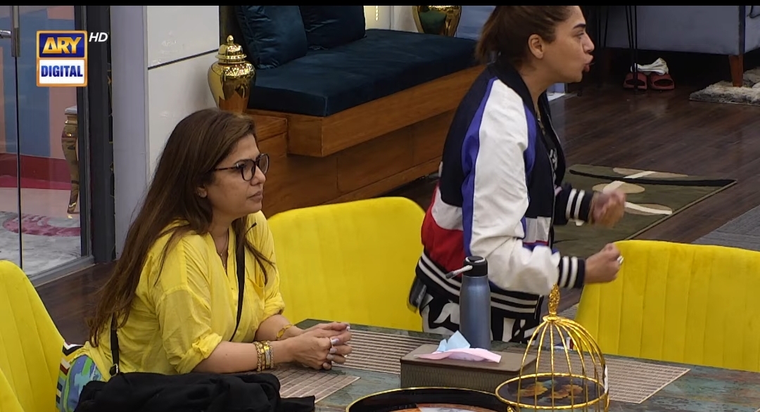 Natasha Ali's Intense Fight With Zainab Raza in Tamasha | Reviewit.pk