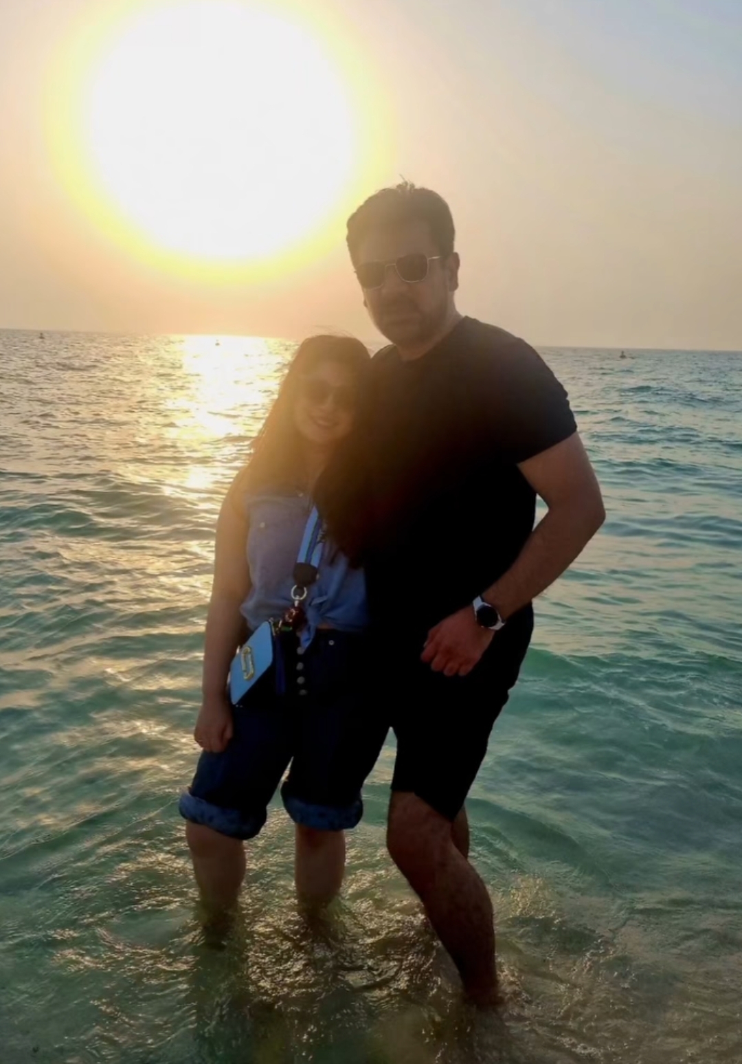Vasay Chaudhry Family Pictures from Beach | Reviewit.pk