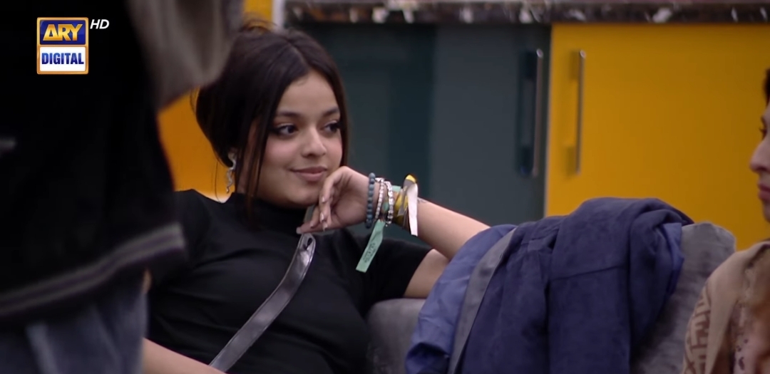 Natasha Ali's Intense Fight With Zainab Raza in Tamasha | Reviewit.pk