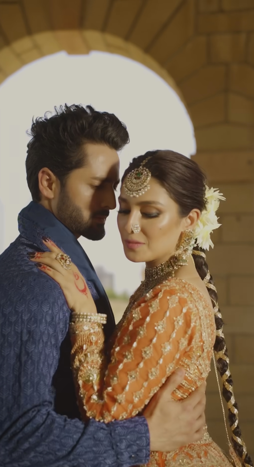 Ayeza Khan & Danish Taimoor Celebrate 9th Anniversary | Reviewit.pk