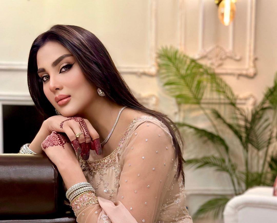 Fiza Ali Shares Botox Mask For Skin Tightening | Reviewit.pk