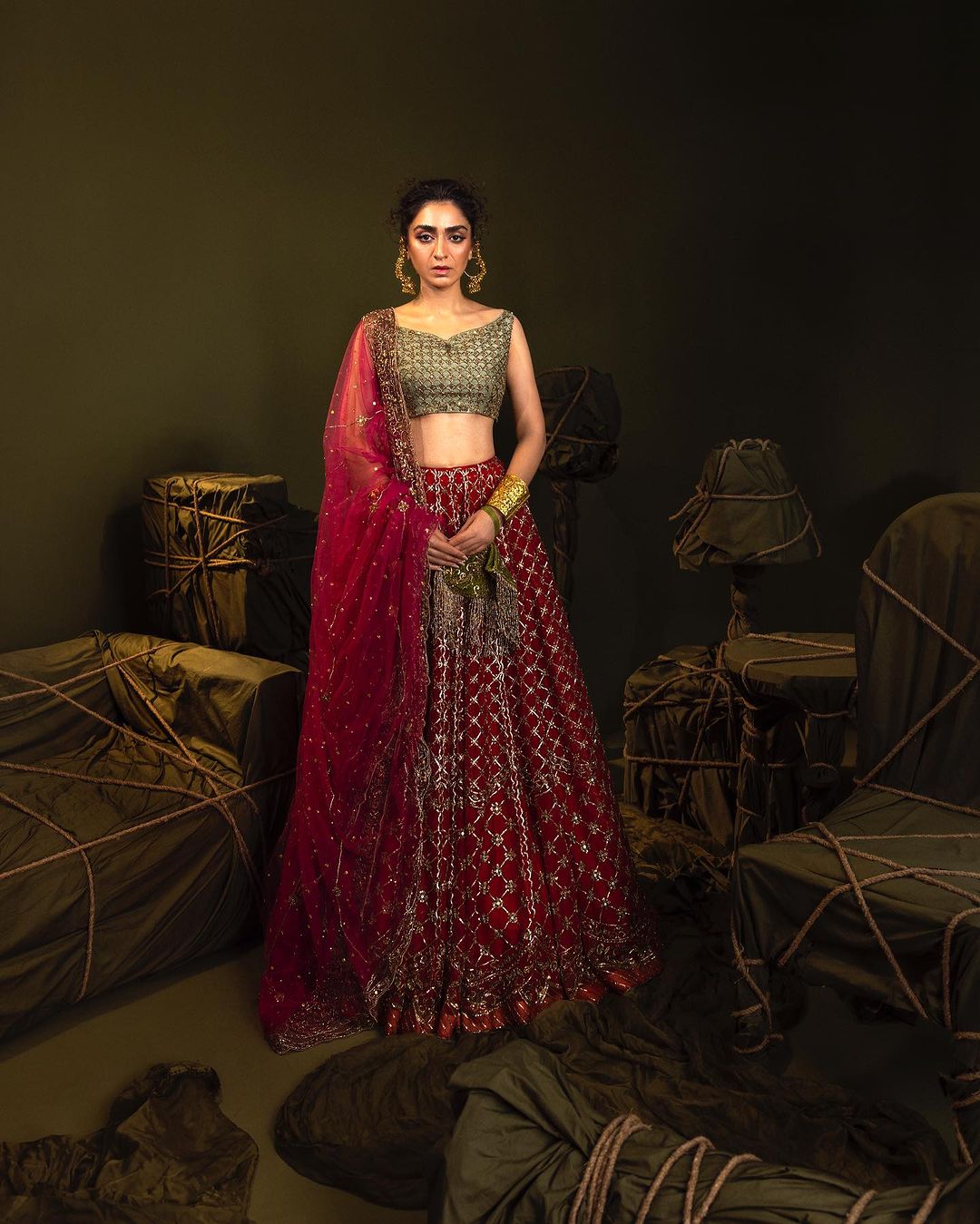 Hajra Yamin's Latest Photo Shoot Gets Criticism | Reviewit.pk