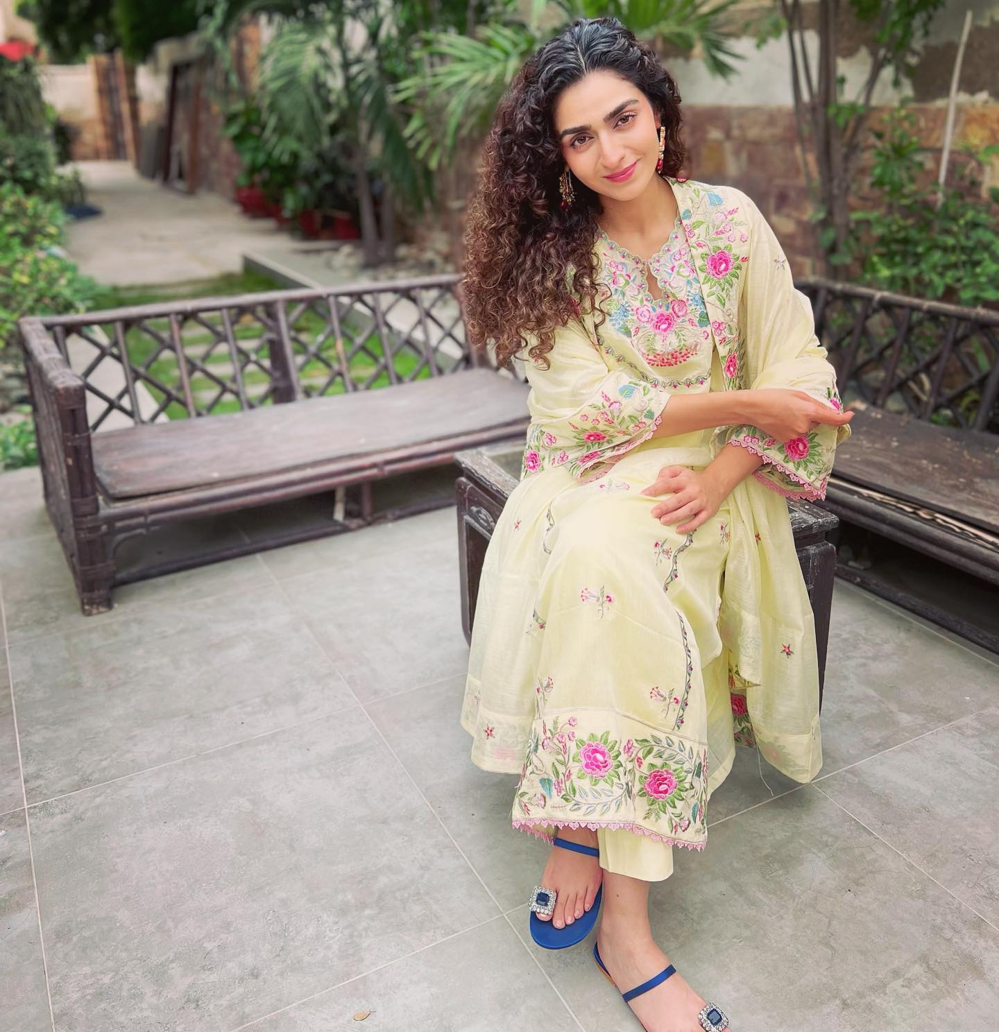 Hajra Yamin's Latest Photo Shoot Gets Criticism | Reviewit.pk