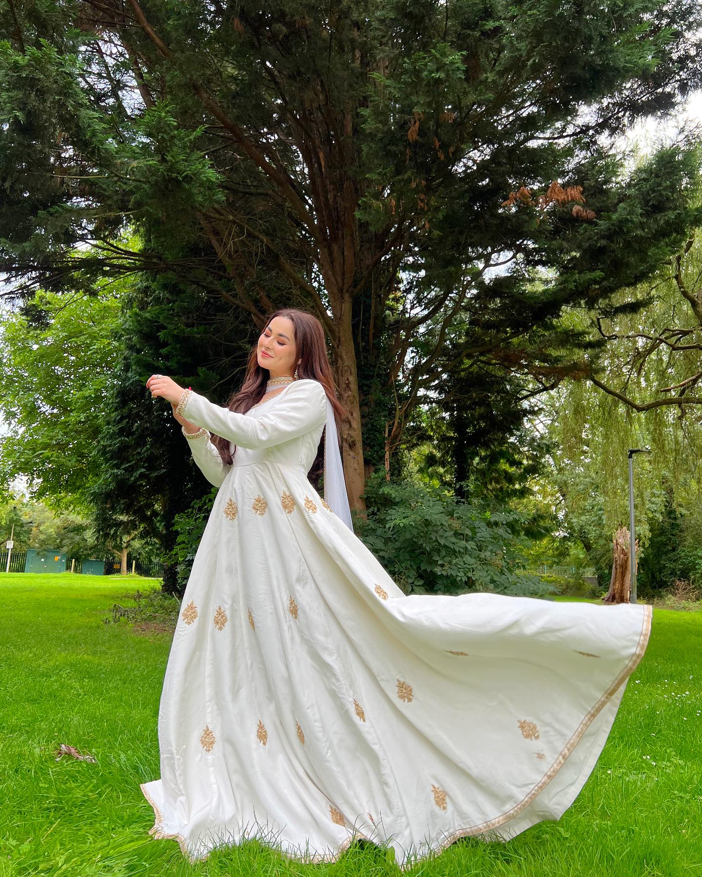 Hania Aamir Shares Cutest Pictures From London Trip | Reviewit.pk