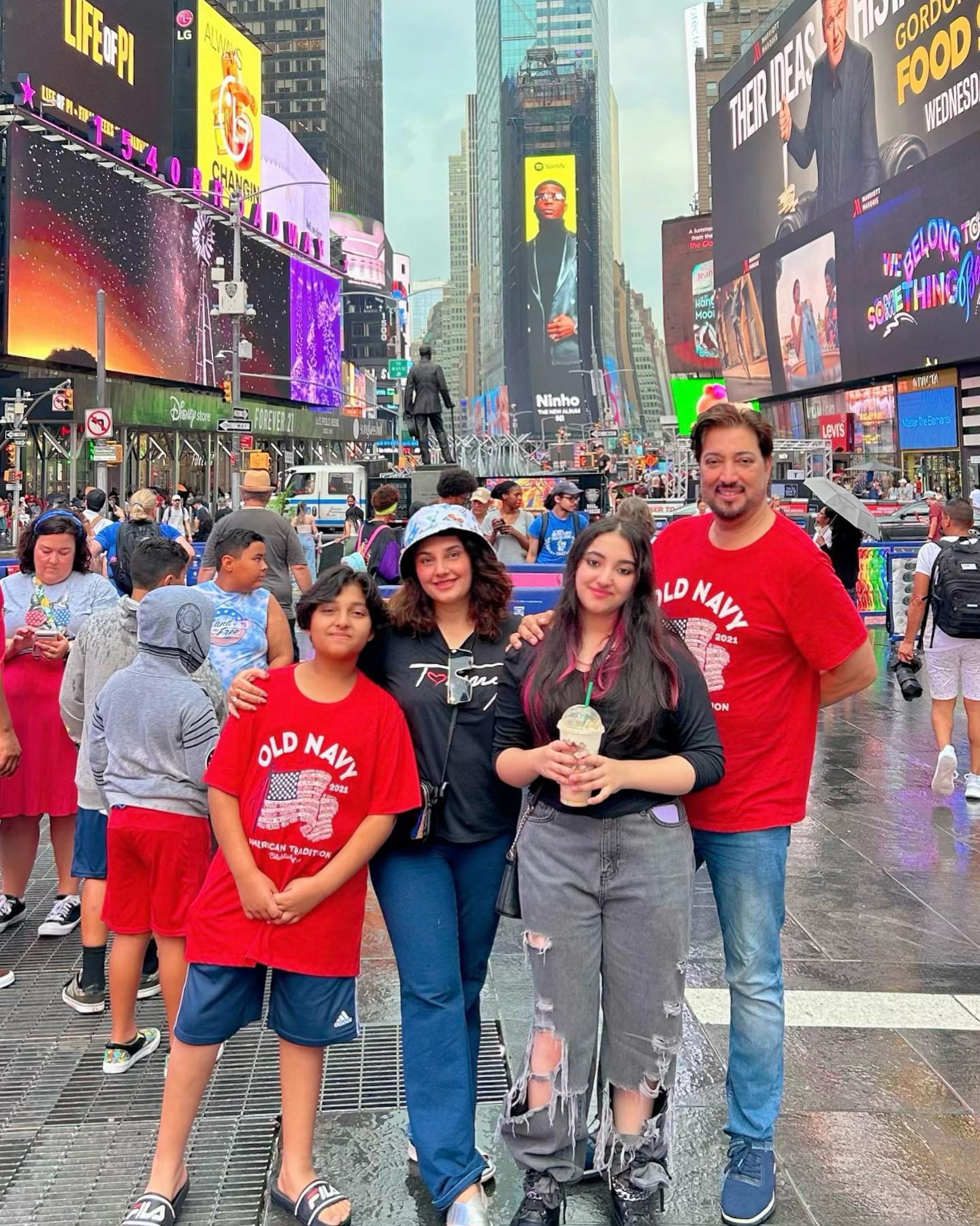 Javeria And Saud Take Their Kids To Times Square New York | Reviewit.pk