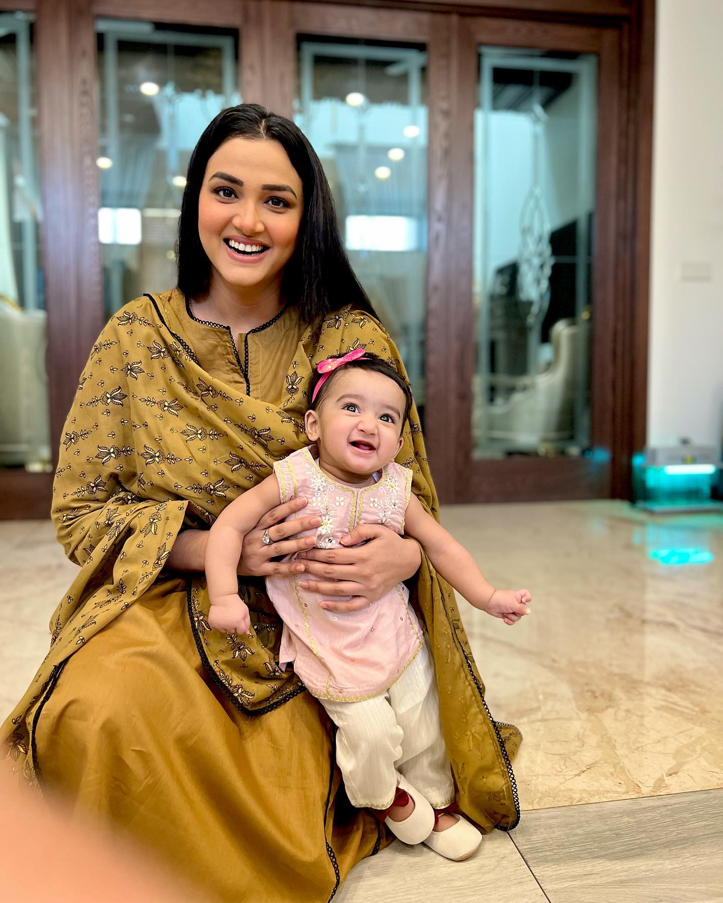 Kiran Tabeir New Cute Pictures With Her Adorable Daughter | Reviewit.pk