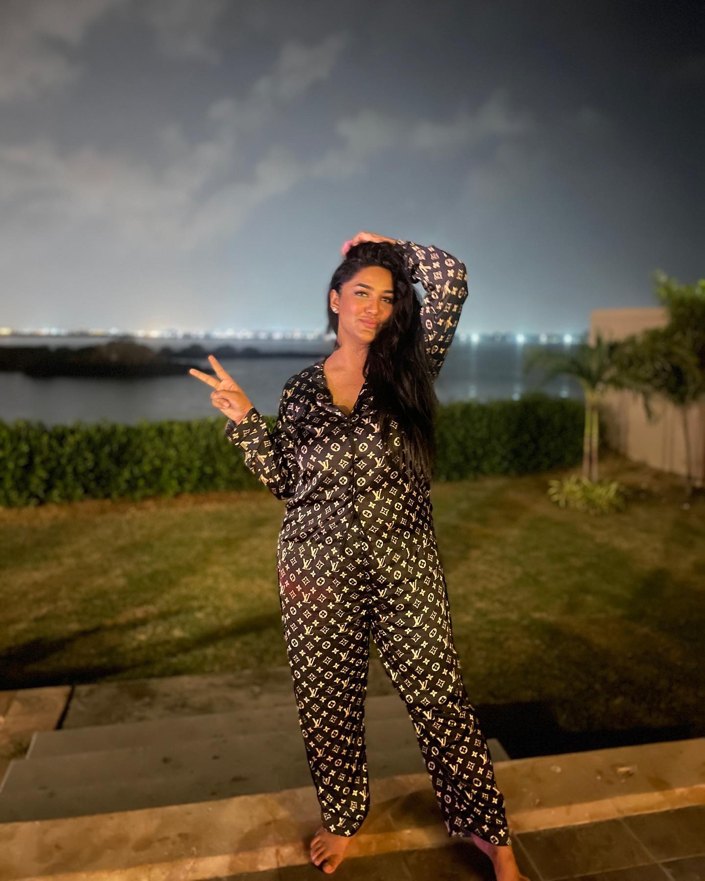 Mathira Reveals Reason Behind Adult Jokes In Her Show | Reviewit.pk