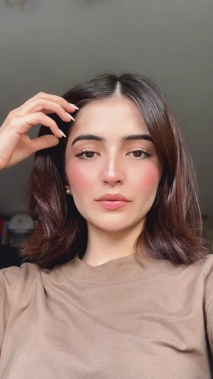 Merub Ali Shares Pictures From Her Trip To London | Reviewit.pk