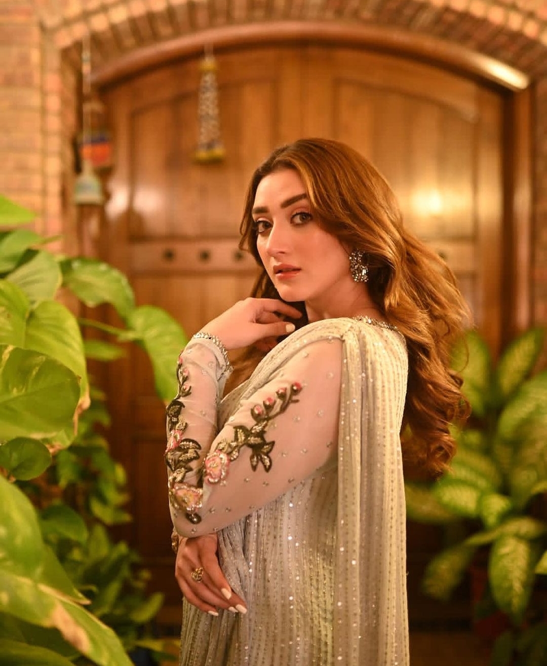 Momina Iqbal’s Perspective on Negative Roles | Reviewit.pk